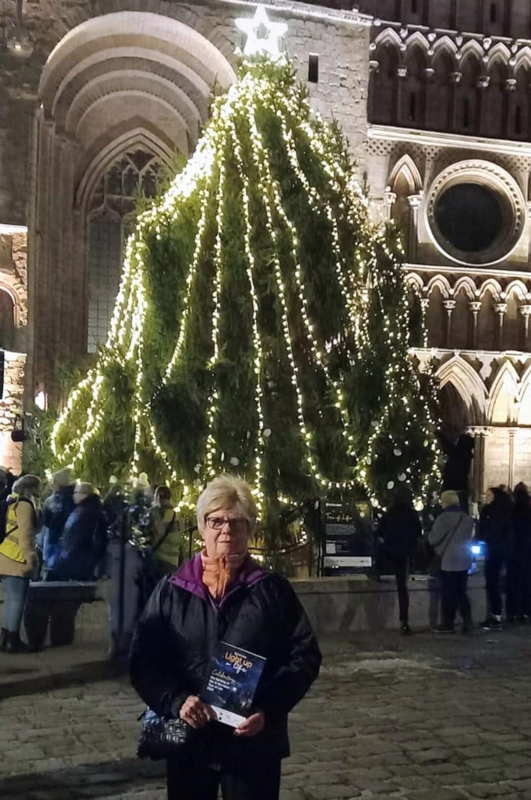 Sheila Flatters dedicates a light in memory of husband, Malc